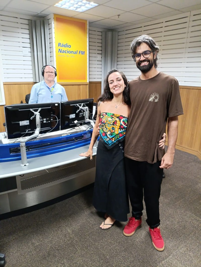 Estreando carreira solo, Júlia Carvalho lança o single "Mágica"