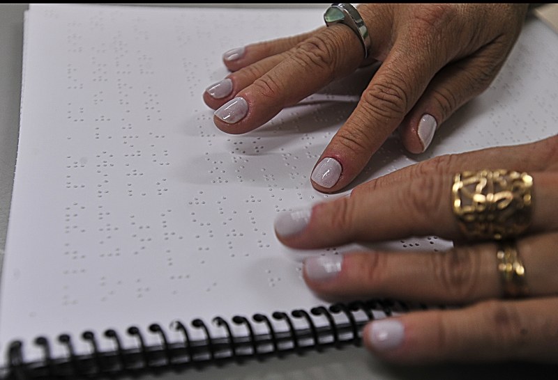 Braille é essencial para inclusão e autonomia de pessoas cegas